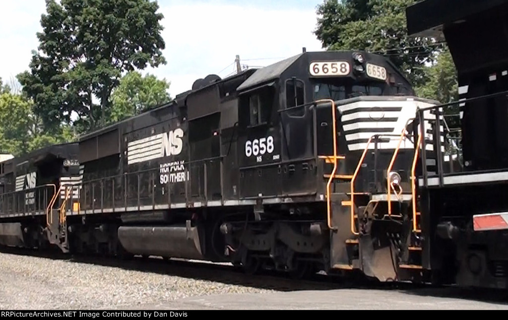 NS SD60 6658 trails on 212